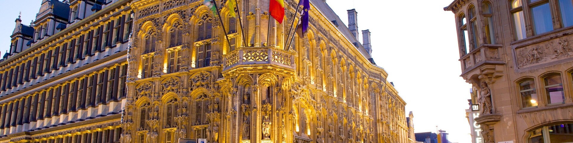 Ghent Town Hall caracterizando cenas de rua, um pôr do sol e um edifício administrativo