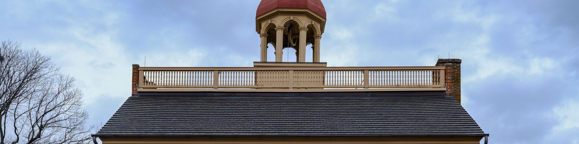 Um edifício histórico com uma cúpula vermelha e um girassol.