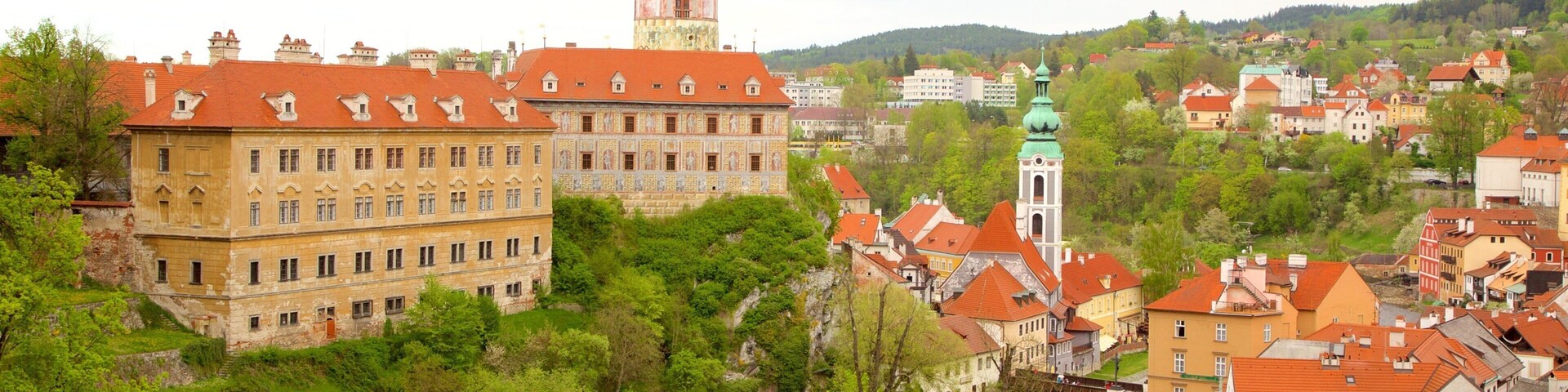 Castelo de Cesky Krumlov que inclui um rio ou córrego e uma cidade