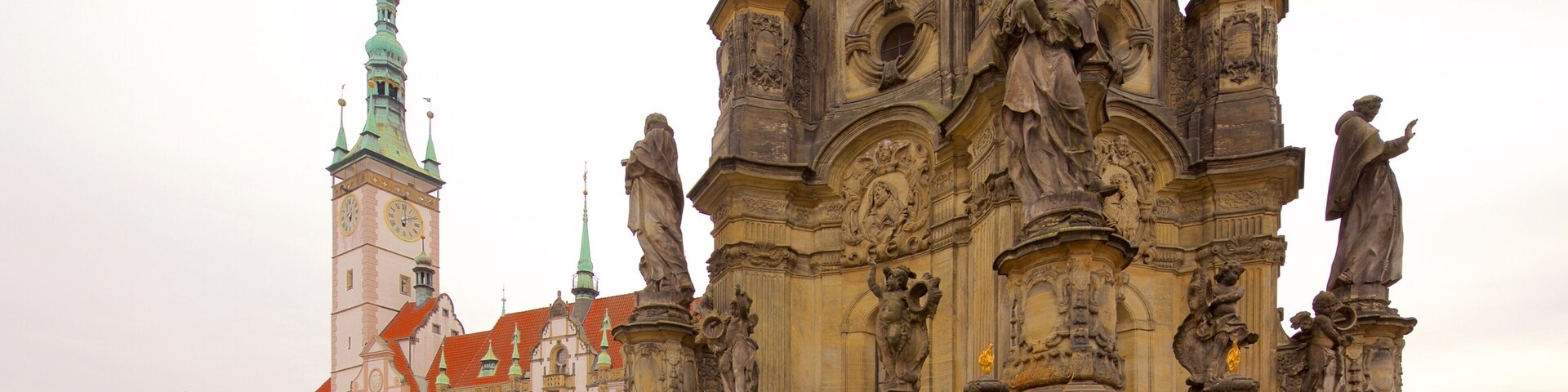 Holy Trinity Column caracterizando elementos de patrimônio, uma praça ou plaza e uma estátua ou escultura