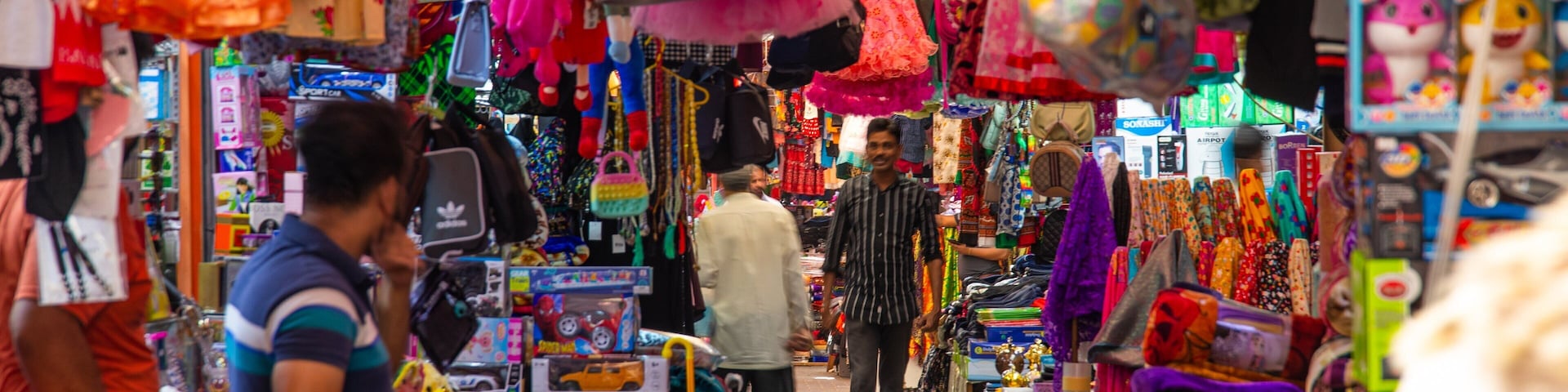 Bab Al Bahrain showing markets and street scenes