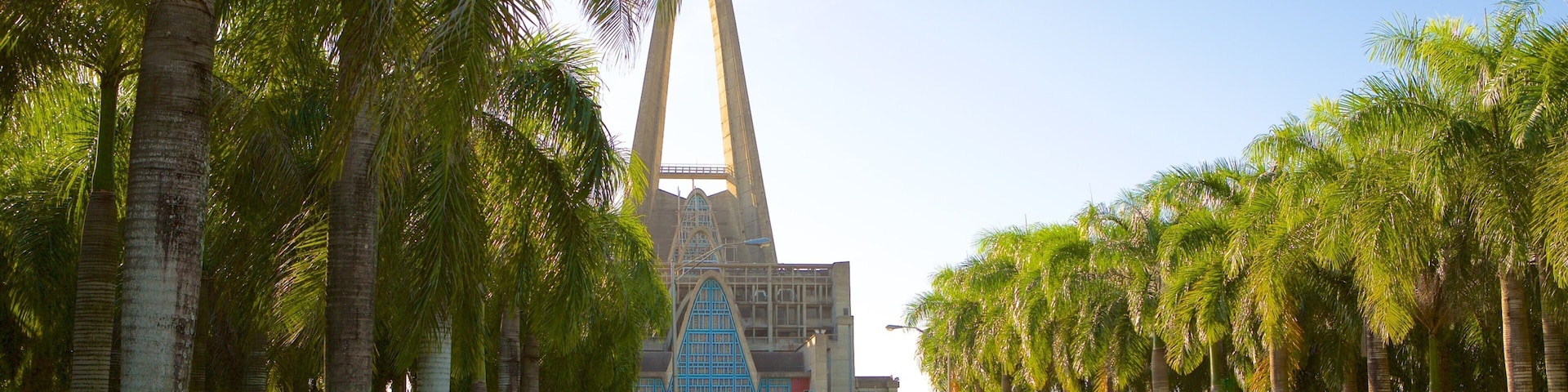 Basílica de Nuestra Señora mostrando arquitetura moderna e uma igreja ou catedral