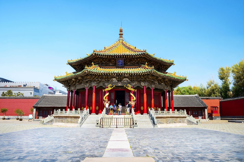 Um templo tradicional chinês com arquitetura elaborada, colunas vermelhas e telhado em telhas.