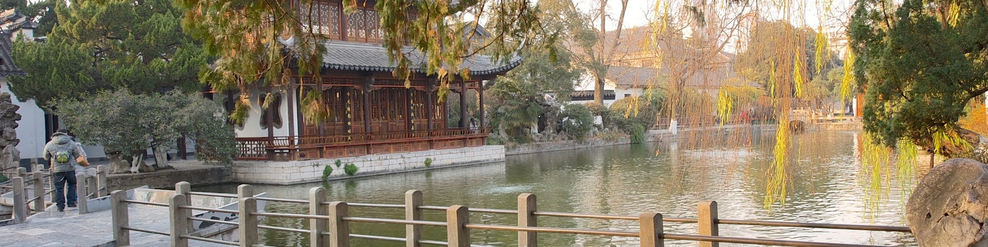 Palácio Presidencial de Nanjing caracterizando uma ponte e um rio ou córrego
