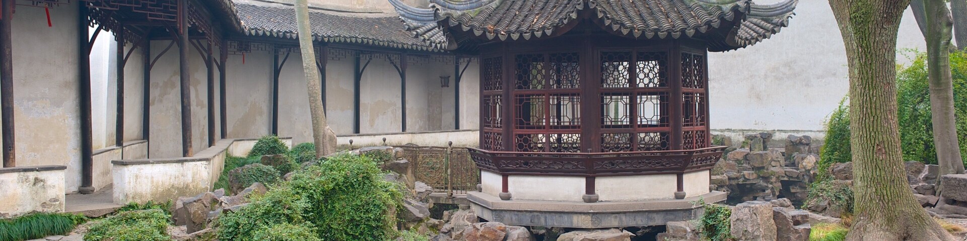 Jardim do Humilde Administrador caracterizando um parque, um lago e elementos religiosos