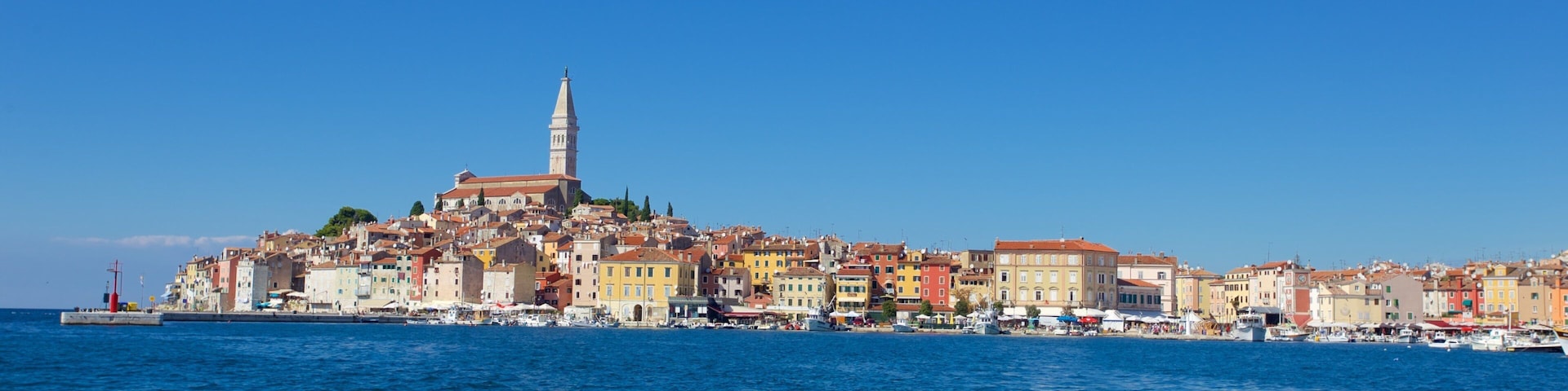 Igreja de St. Euphemia caracterizando uma cidade litorânea