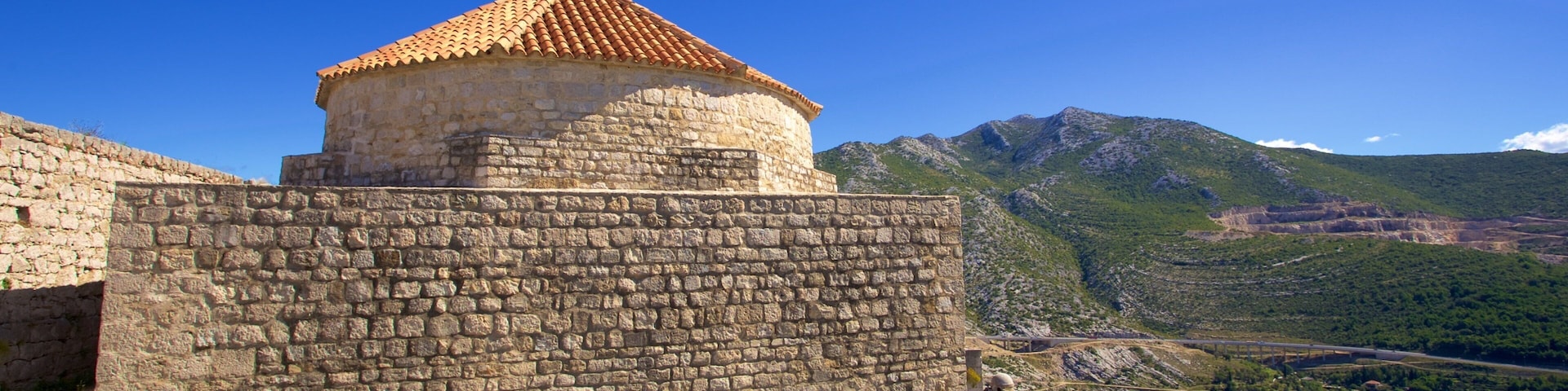 Klis Fortress which includes heritage elements, tranquil scenes and landscape views