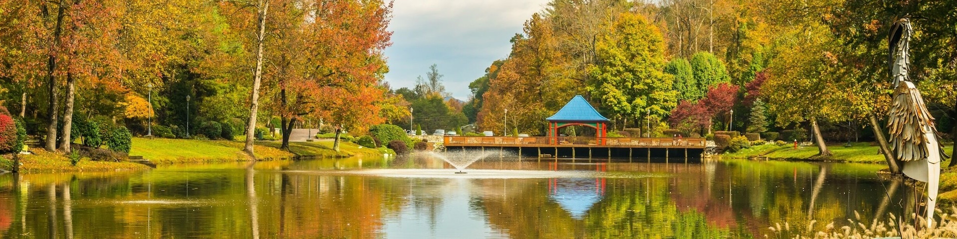 Nice place to walk, run, play, and feed crazy ducks. Some do wedding here too.