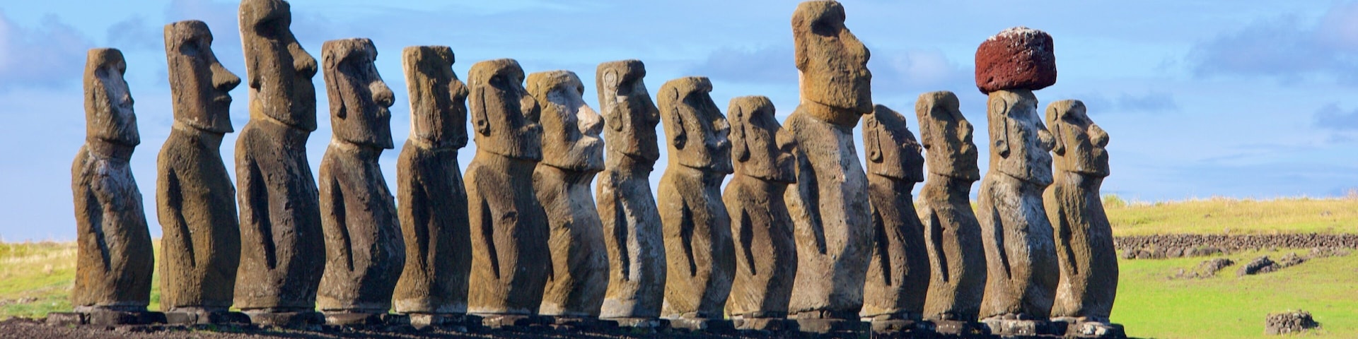 Ahu Tongariki caracterizando elementos de patrimônio e uma estátua ou escultura