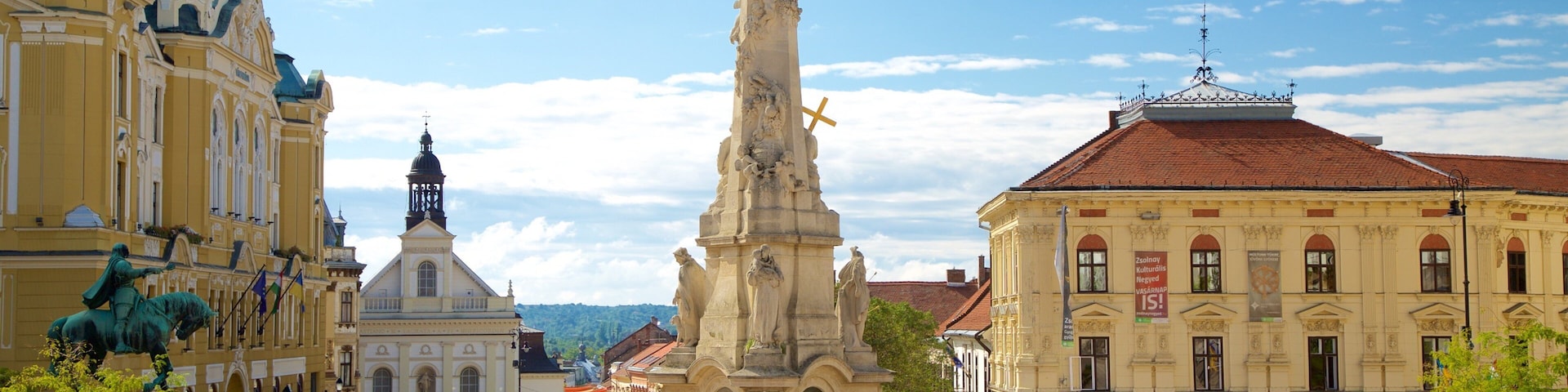 Praça Szechenyi caracterizando uma cidade, uma praça ou plaza e elementos religiosos