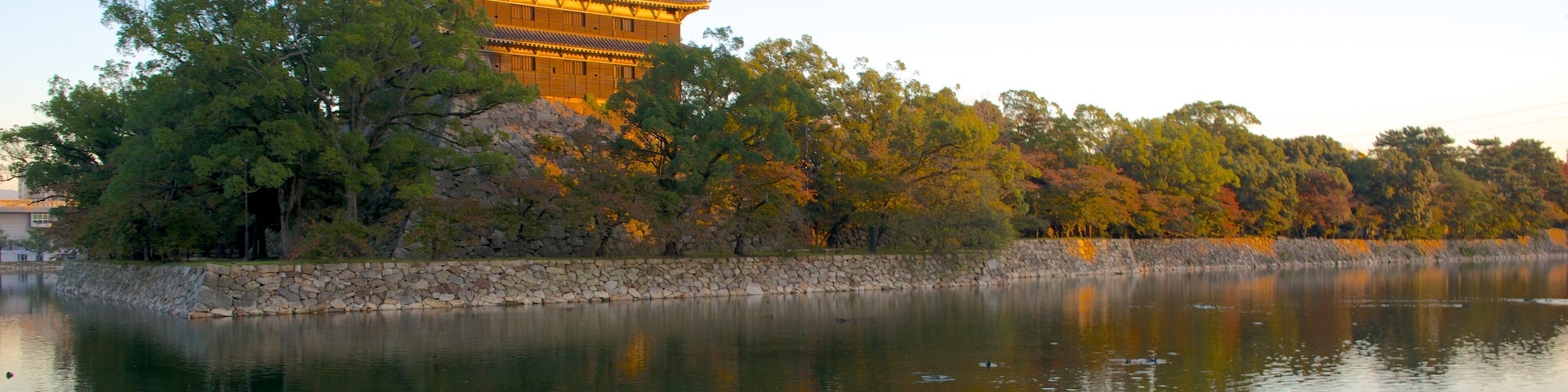 Hiroshima Castle which includes chateau or palace and heritage elements
