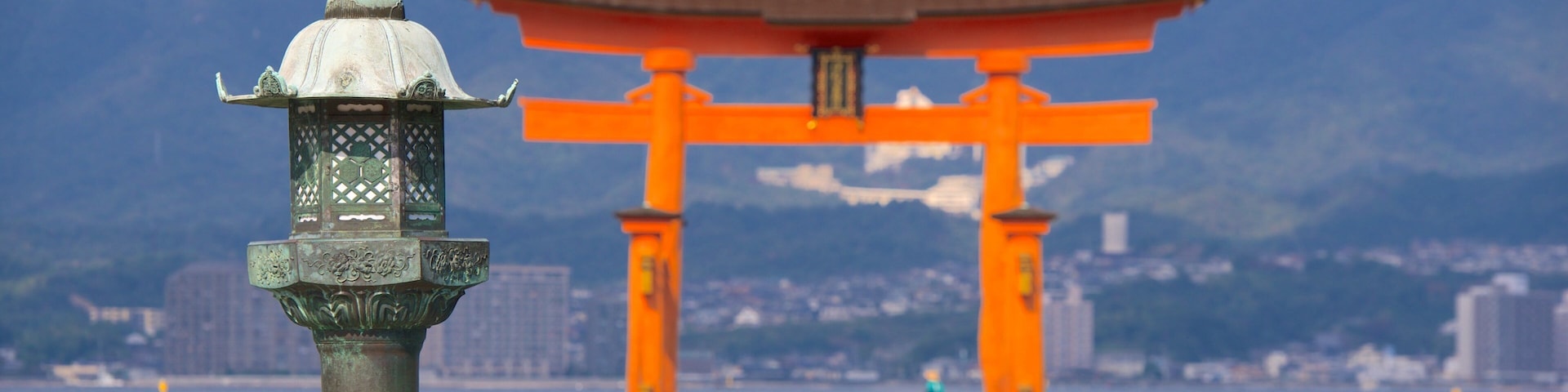 Santuário de Itsukushima mostrando elementos de patrimônio e um lago ou charco