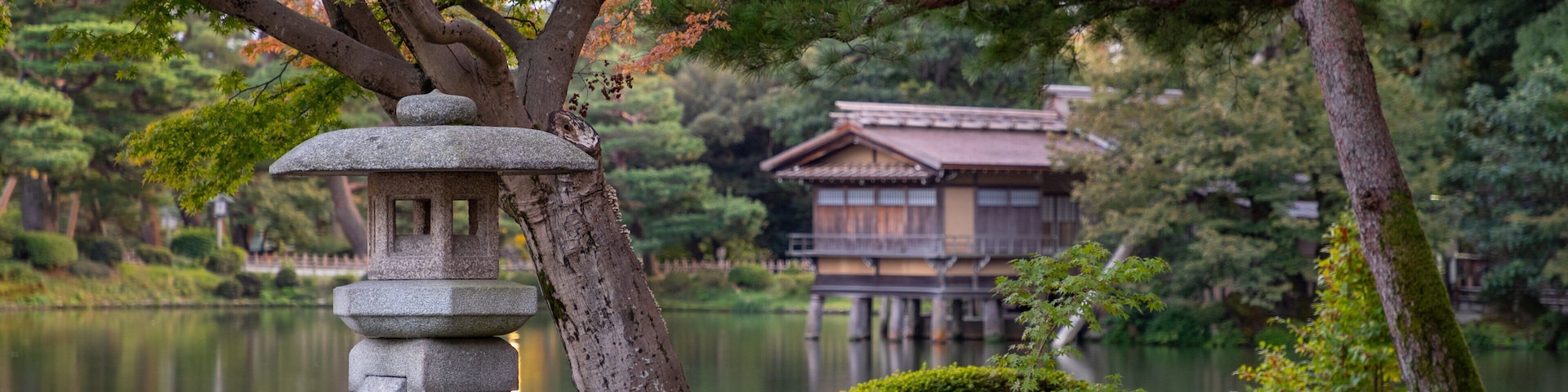 Kanazawa showing a lake or waterhole and heritage elements