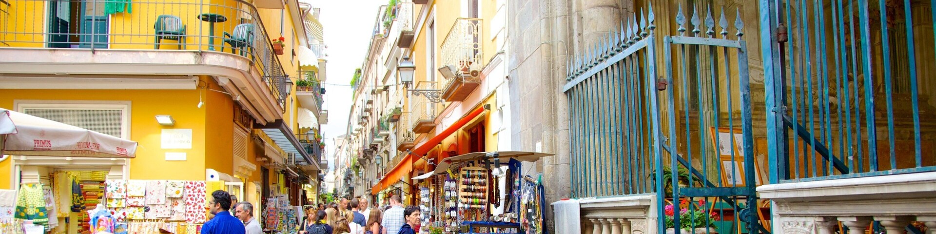 Sedile Dominova which includes street scenes, a city and shopping