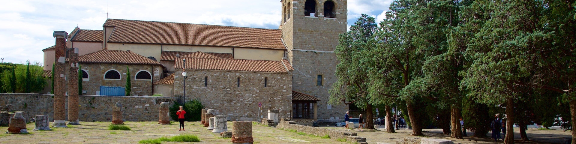 Catedral de San Giusto caracterizando elementos de patrimônio e uma igreja ou catedral