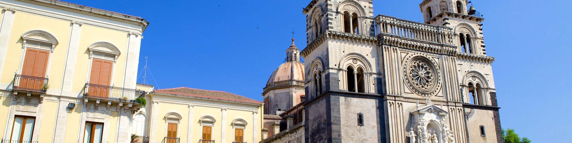 Piazza del Duomo caracterizando uma igreja ou catedral e arquitetura de patrimônio