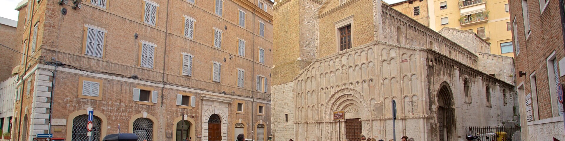 Igreja de Santa Maria della Piazza mostrando elementos de patrimônio e uma igreja ou catedral