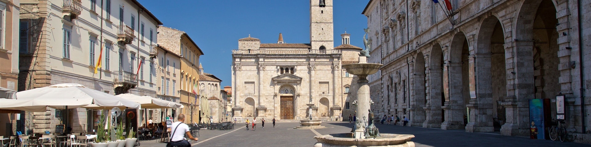 Catedral de Sant\'Emidio mostrando uma fonte e elementos de patrimônio
