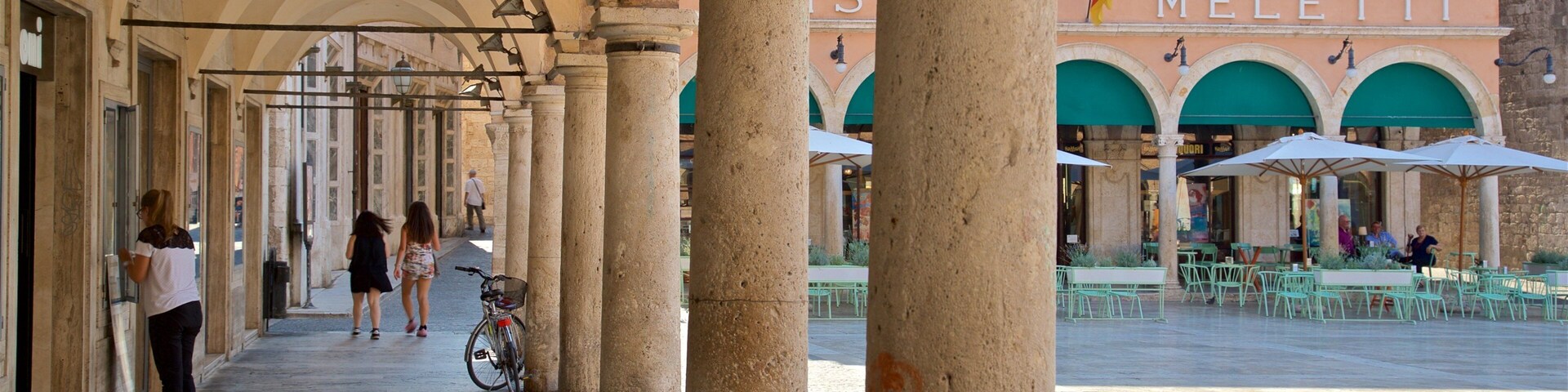 Piazza del Popolo que inclui cenas de rua assim como um pequeno grupo de pessoas