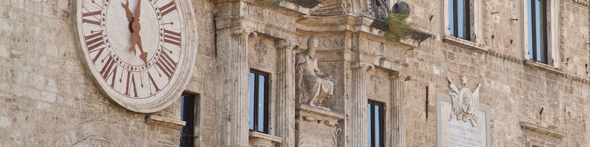 Piazza del Popolo featuring heritage elements