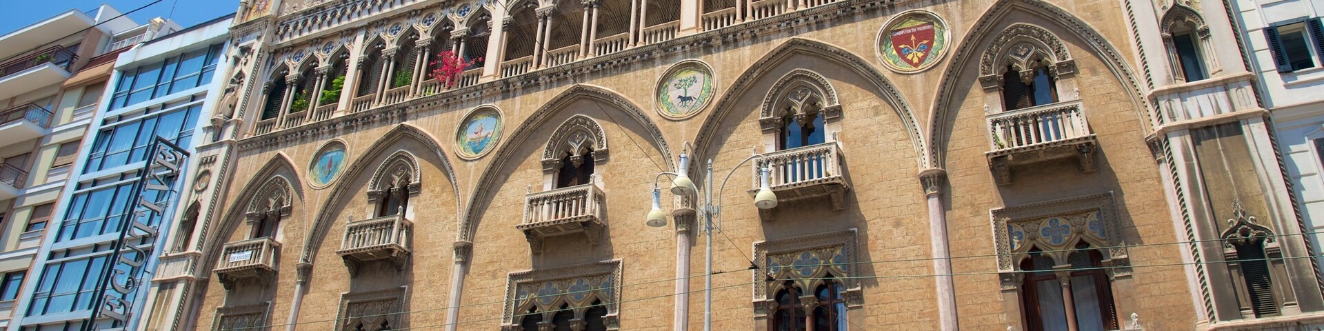Bari which includes heritage architecture
