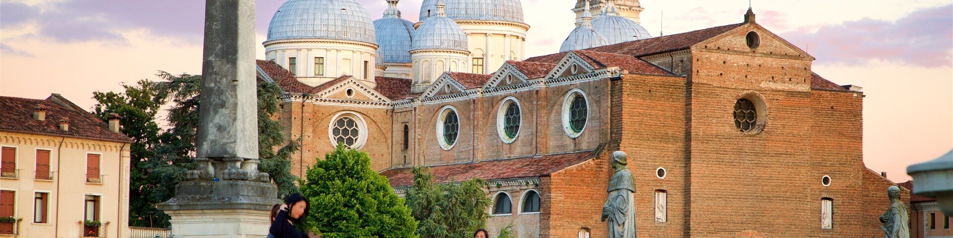 Uma igreja histórica com várias cúpulas e um campanário.
