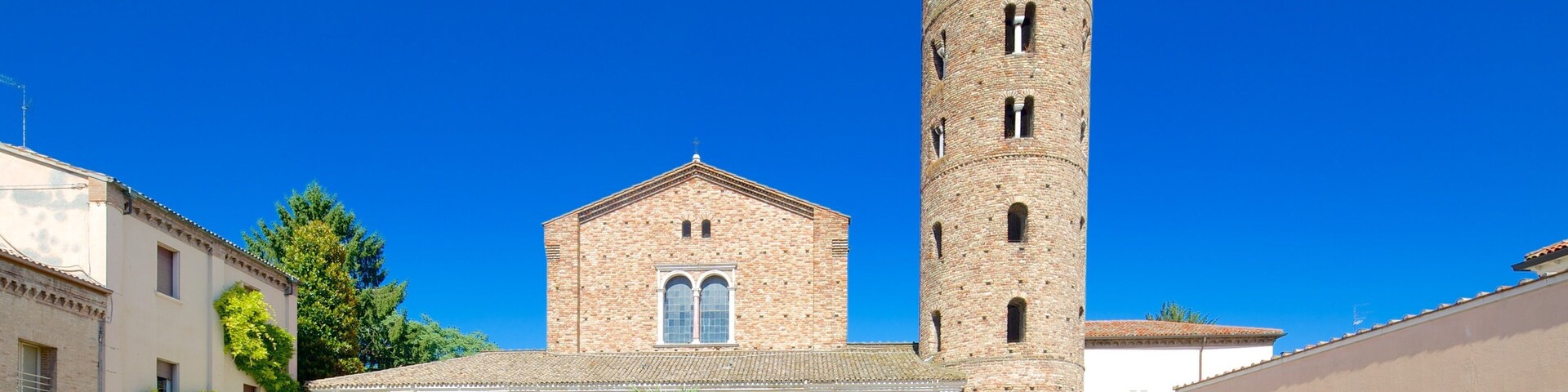 Basílica de Sant\' Apollinare Nuovo que inclui elementos de patrimônio e cenas de rua