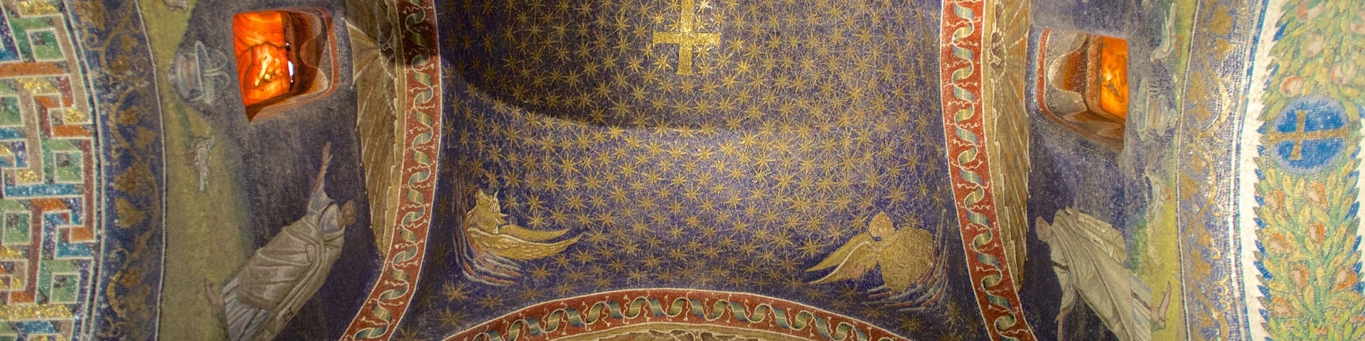 Mausoleum of Galla Placidia which includes interior views, heritage elements and religious elements