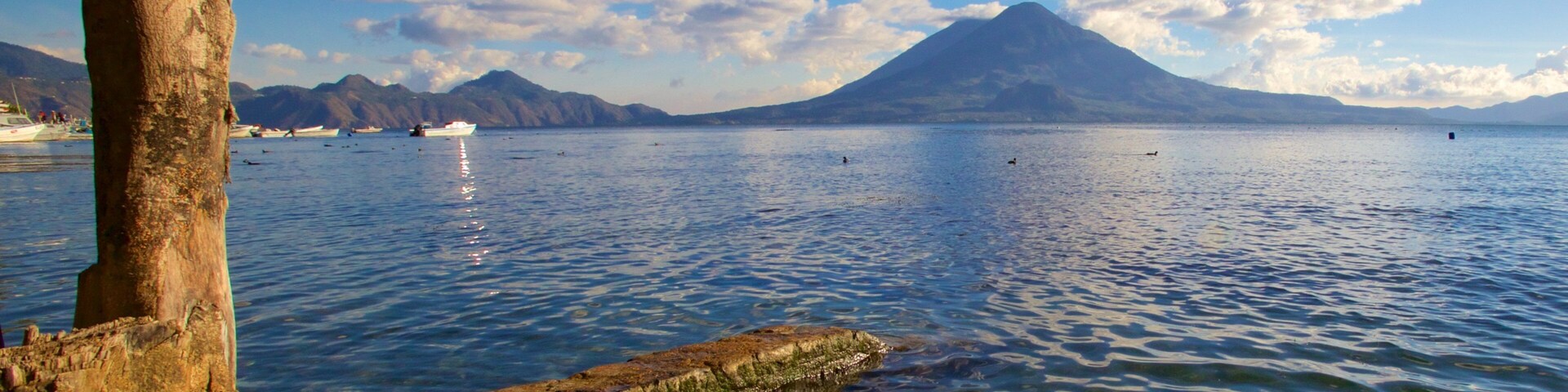 Vulcão de Atitlán que inclui uma baía ou porto, paisagens litorâneas e montanhas
