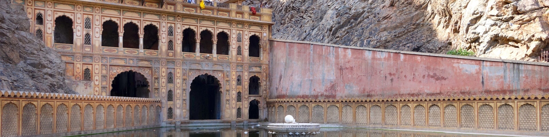 Galta-Monkey Palace showing chateau or palace, a pond and heritage architecture