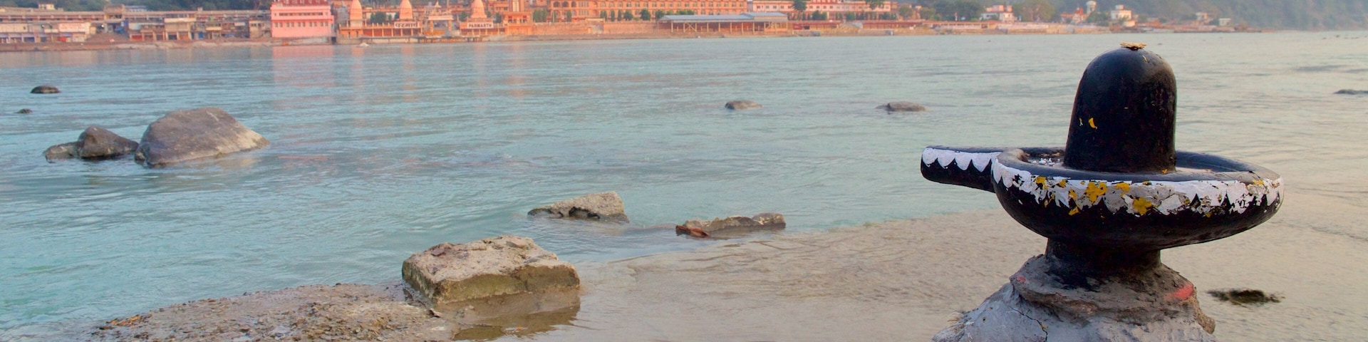 Parmarth Niketan que inclui um rio ou córrego e cenas tranquilas