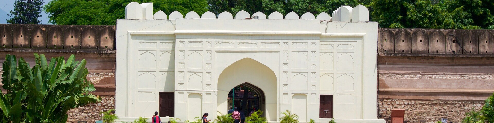 Yadavindra Gardens showing heritage elements and a park