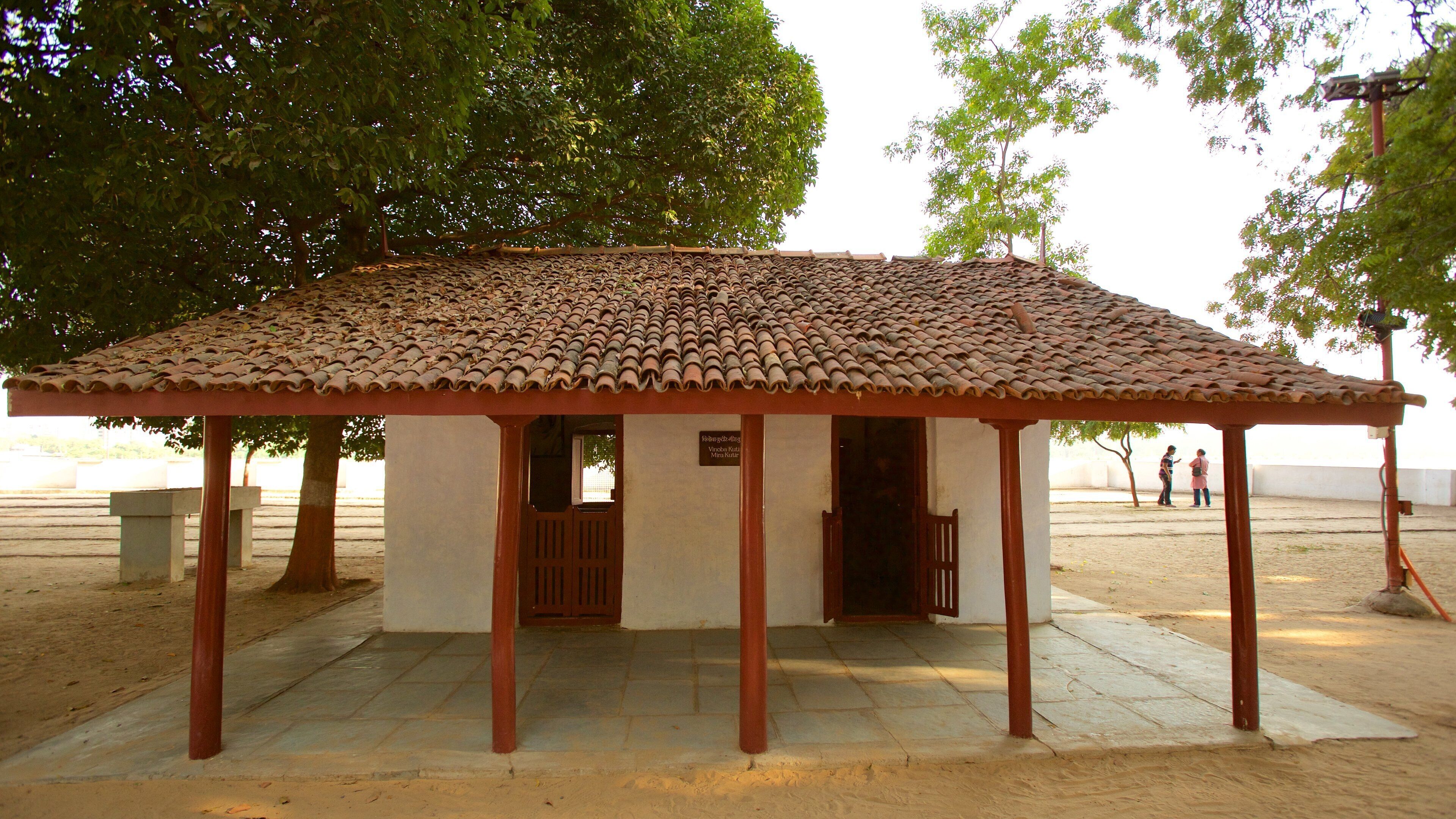 Um pavilhão tradicional com telhado de azulejos e uma placa com o dizer 'Palácio da Vineira de Mora'.