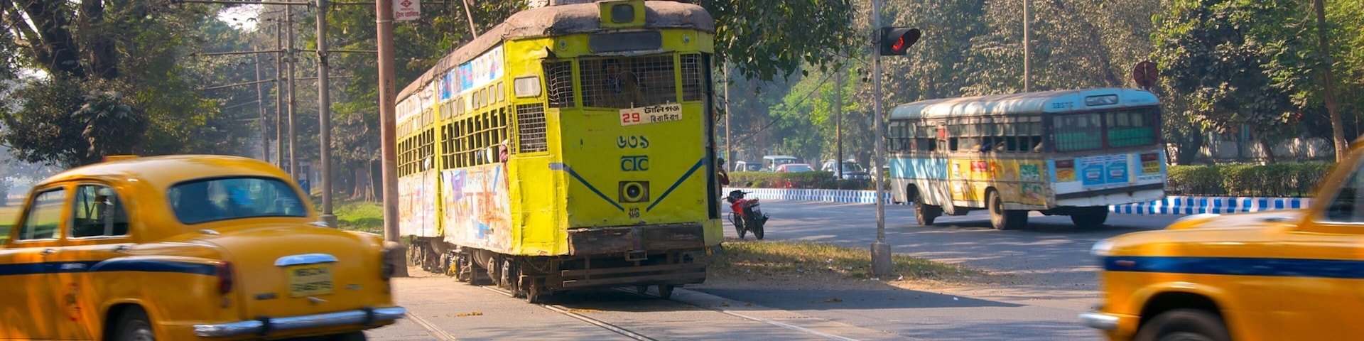 Maidan mostrando cenas de rua, uma cidade e itens de ferrovia