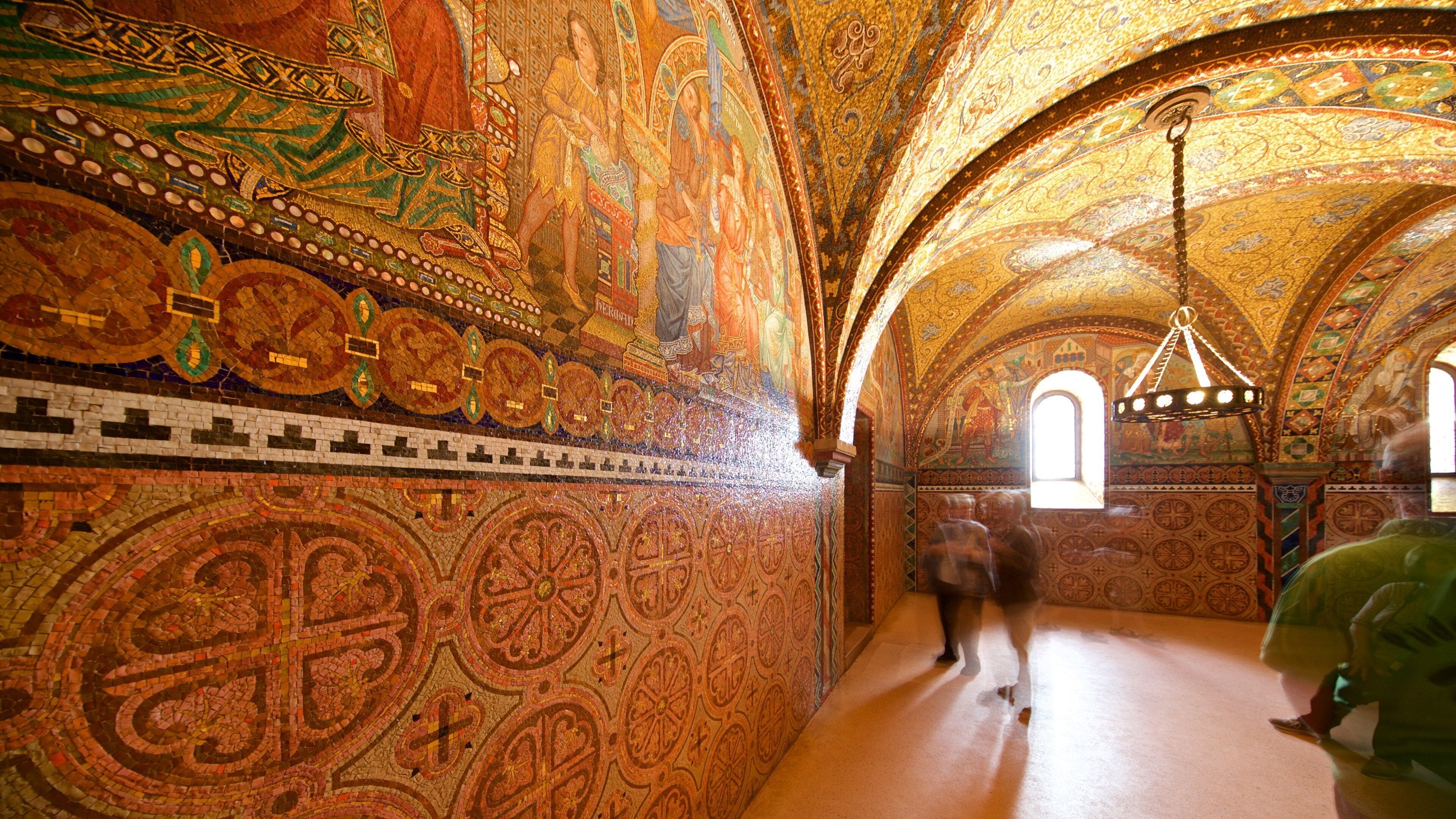 Interior ricamente decorado com mosaicos elaborados e arcos.