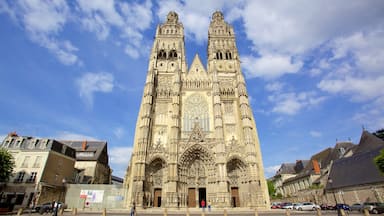 Uma catedral gótica com duas torres e intrincadas esculturas em pedra.