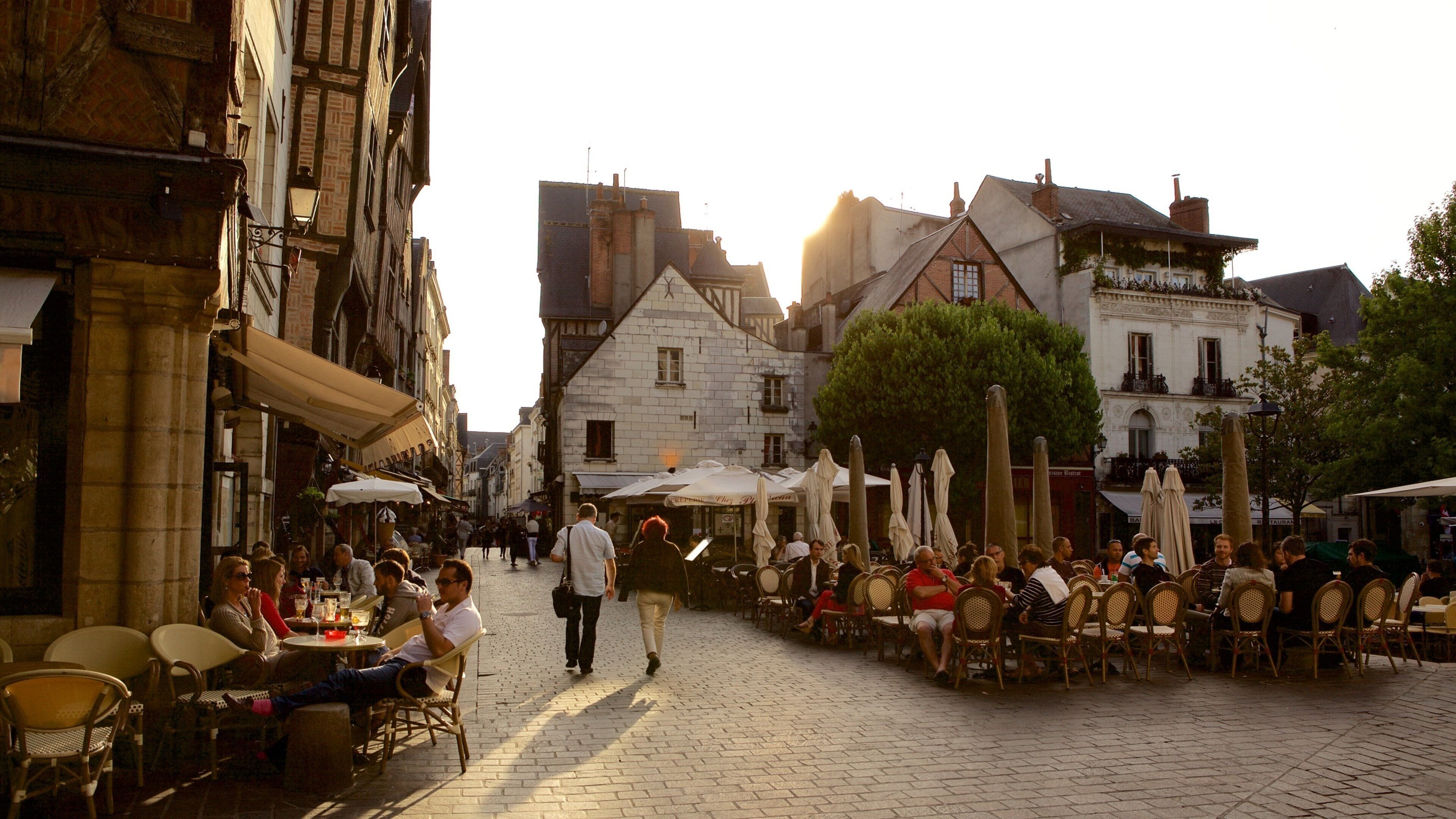Place Plumereau which includes street scenes, outdoor eating and cafe scenes