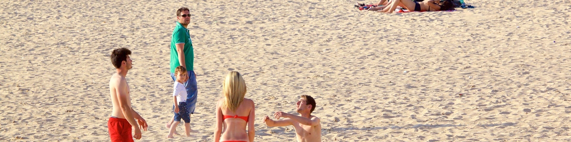 Praia de Minimes caracterizando uma praia assim como um pequeno grupo de pessoas