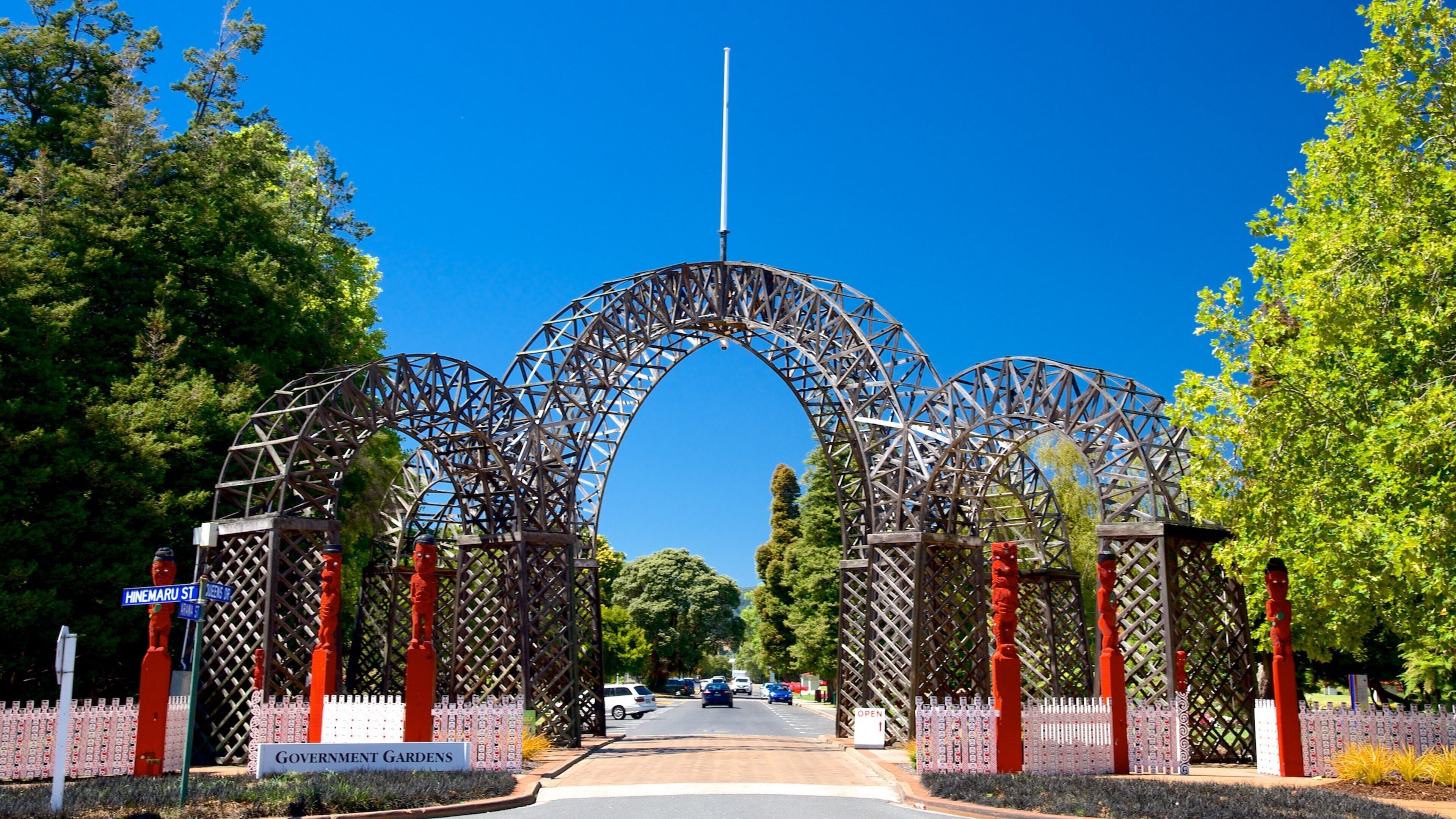 Um arco de metal na entrada dos Jardins do Governo.