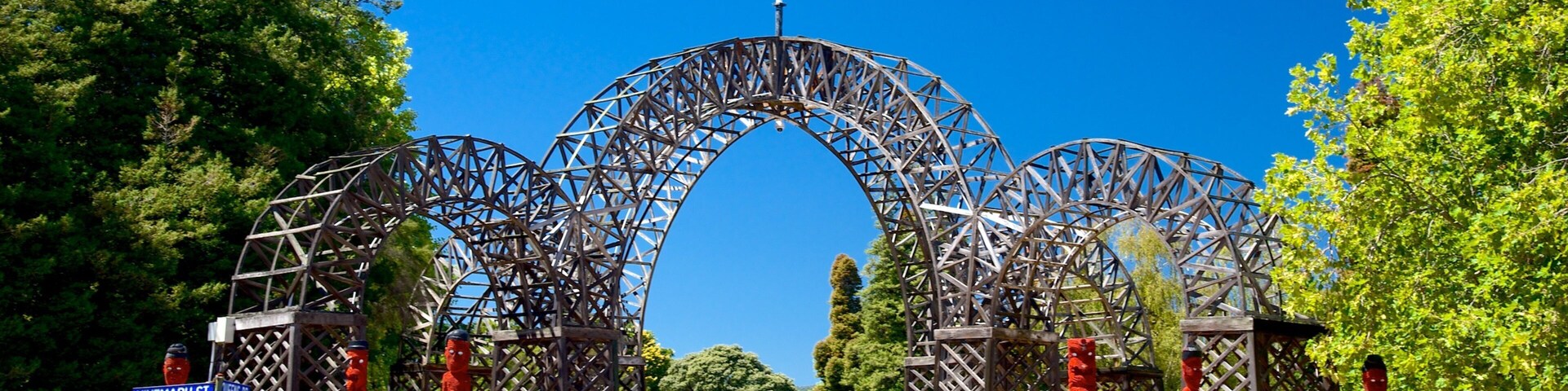 Um arco de metal na entrada dos Jardins do Governo.