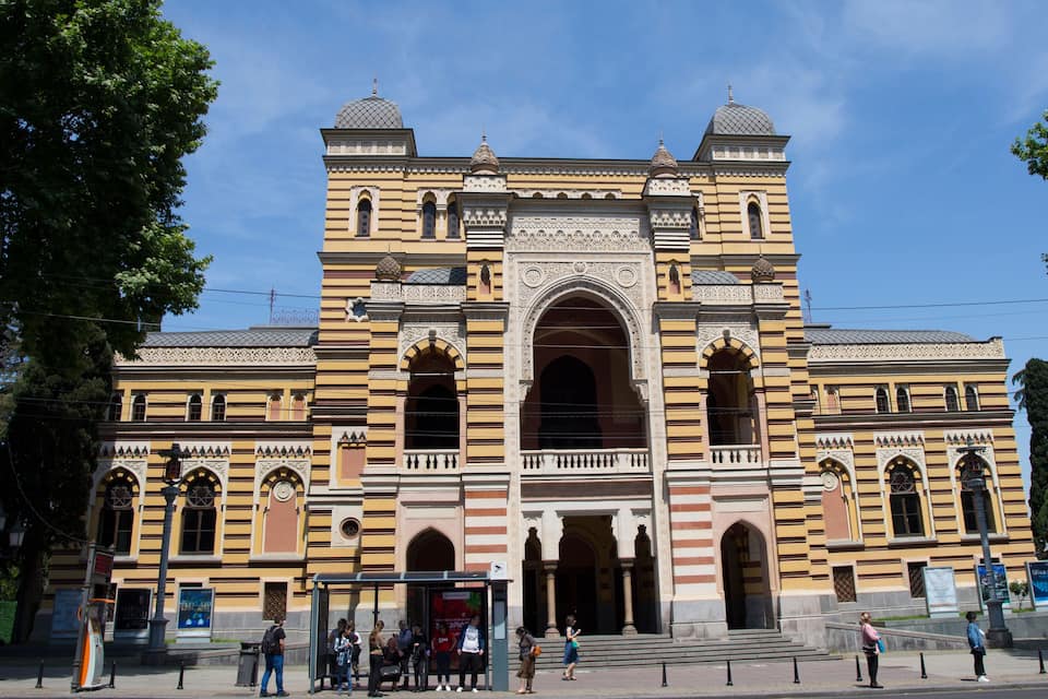 Um edifício histórico com arcos e cúpulas elaboradas.