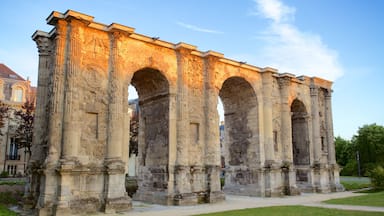 Um arco de pedra histórica com esculturas elaboradas e colunas.