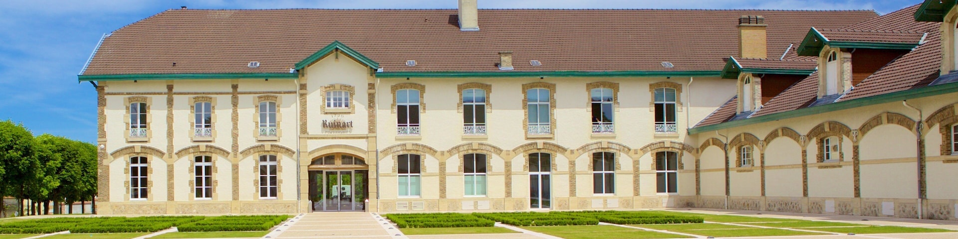 Ruinart which includes a park