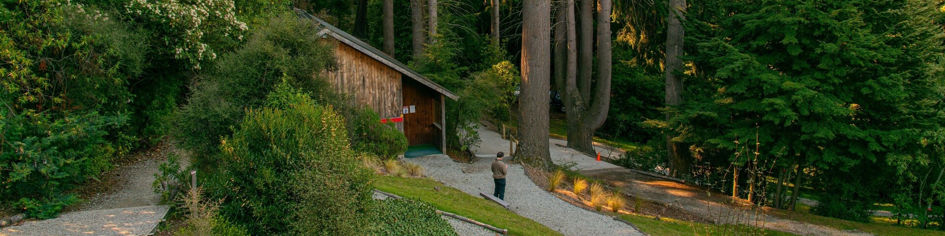 Kiwi and Birdlife Park featuring a garden