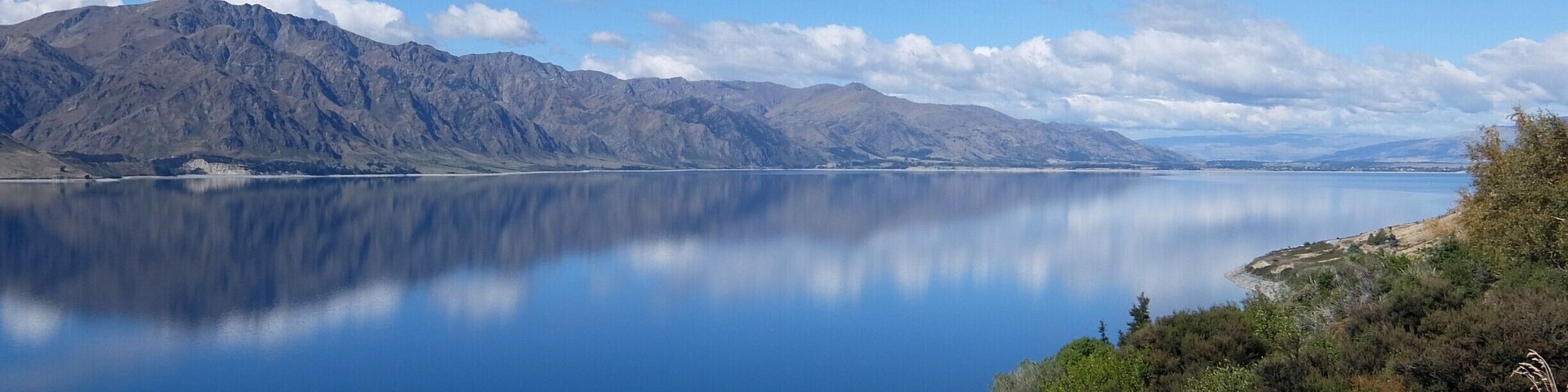 Just when we thought New Zealand couldn't possibly get even more beautiful, we came across this spectacular view of Lake Hawea.
