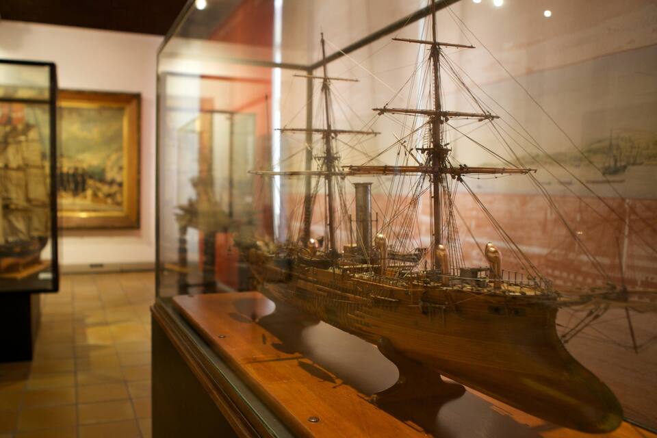 Um modelo de navio exposto em um museu.