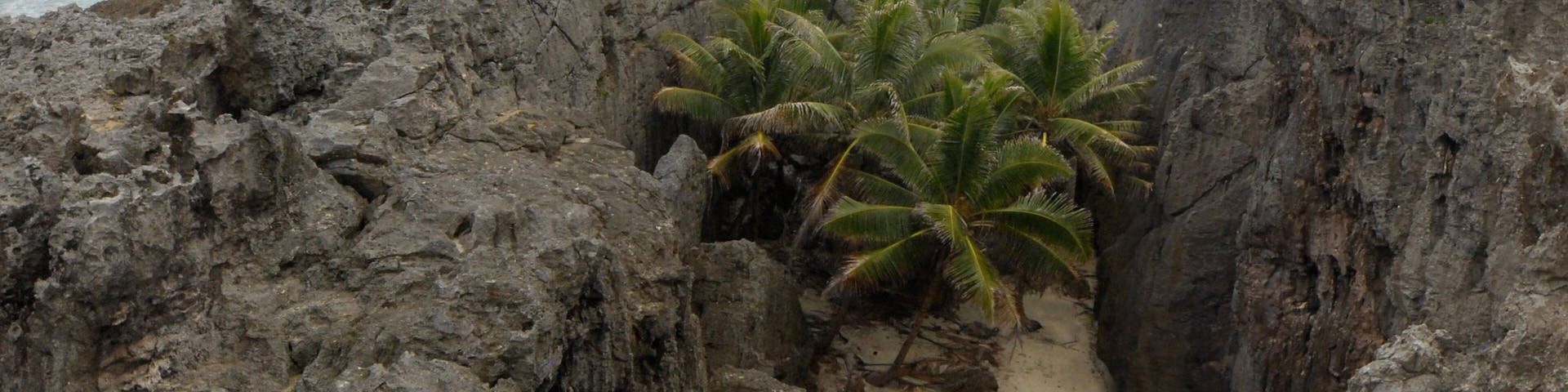 Togo Chasm que inclui um desfiladeiro ou canyon
