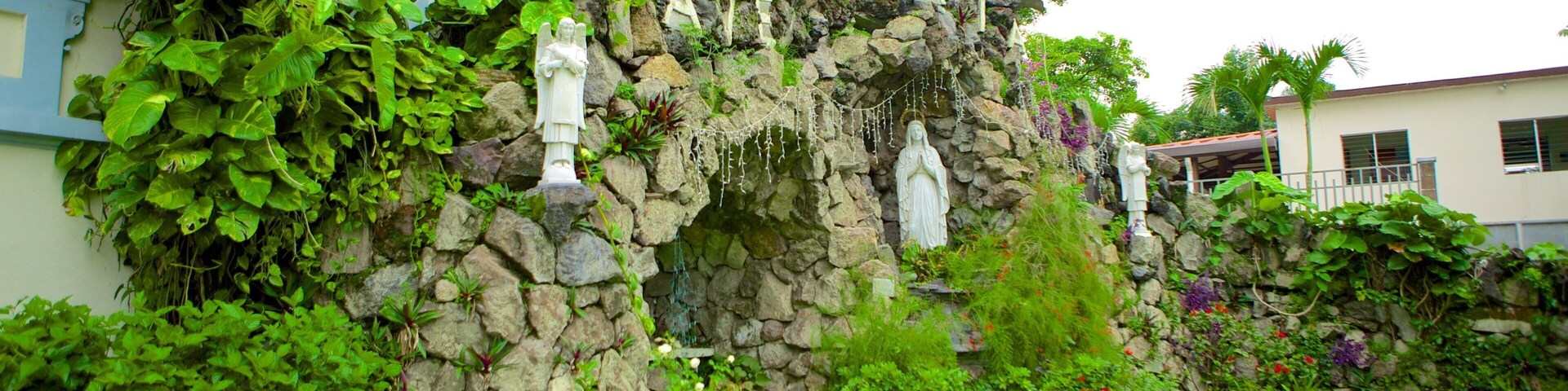 Iglesia Don Rua mostrando um parque e uma estátua ou escultura
