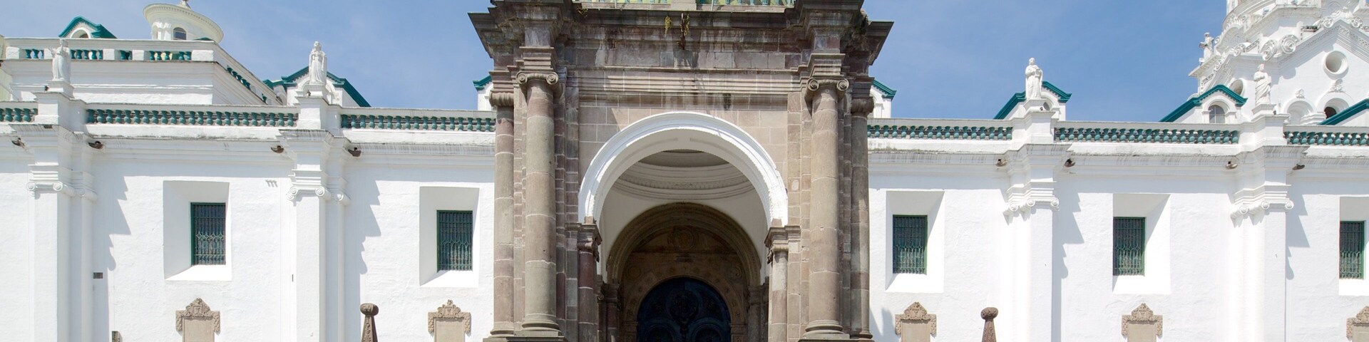 Catedral de Quito mostrando cenas de rua, uma igreja ou catedral e arquitetura de patrimônio