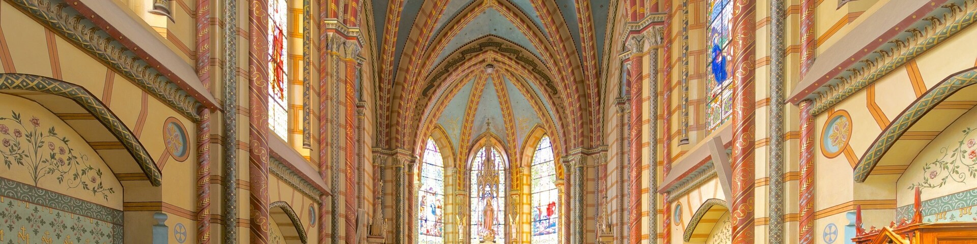 Basílica do Voto Nacional que inclui uma igreja ou catedral, aspectos religiosos e vistas internas